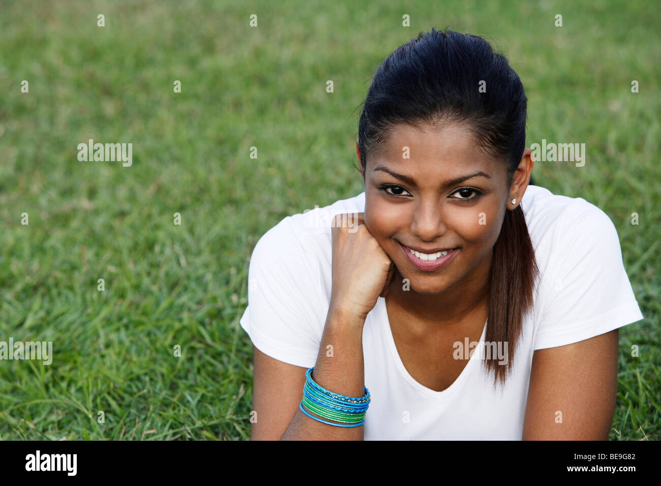young woman laying on grass, smiling Stock Photo - Alamy young woman laying on grass, smiling Stock Photo - Alamy