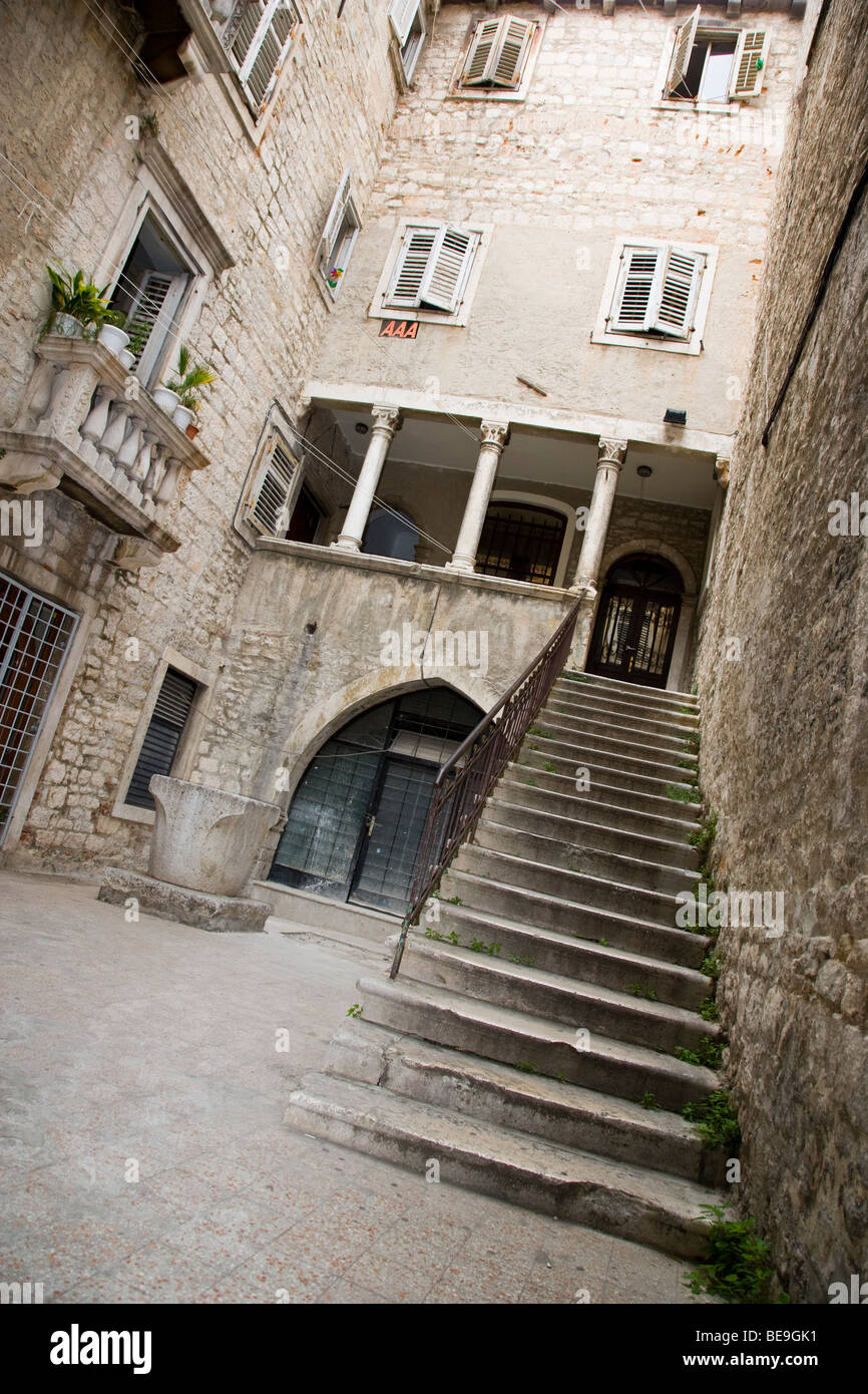 Steps courtyard hi-res stock photography and images - Alamy