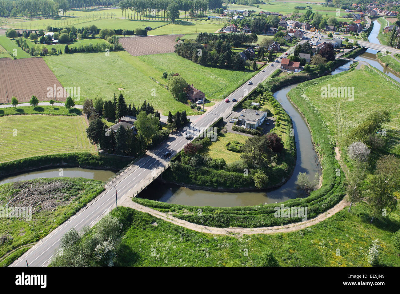 Brug over kronkelende rivier demer hi-res stock photography and images ...