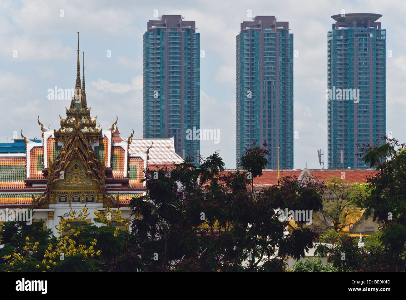 Bangkok temple skyscraper hi-res stock photography and images - Alamy