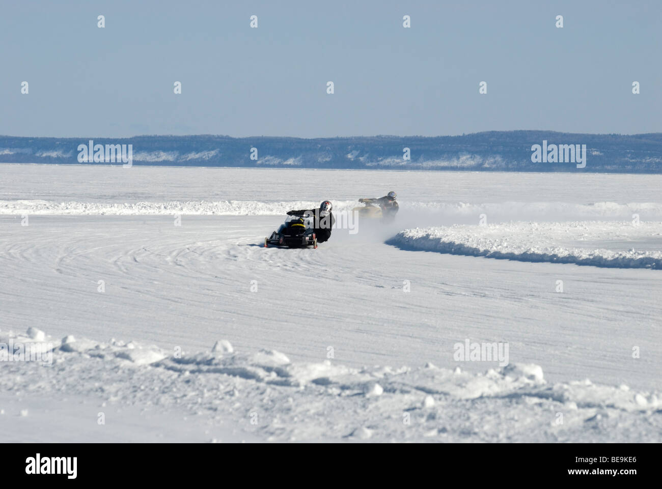 Sneeuw scooters racen op Lake Superior,Snowmachine racing on Lake ...