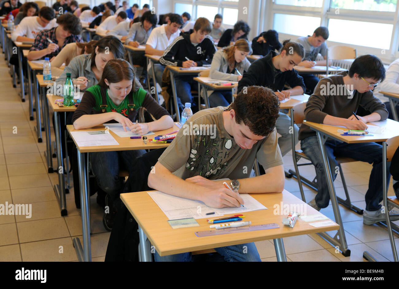 Baccalauréat 2009 (Equivalent to British A-Level or American high ...