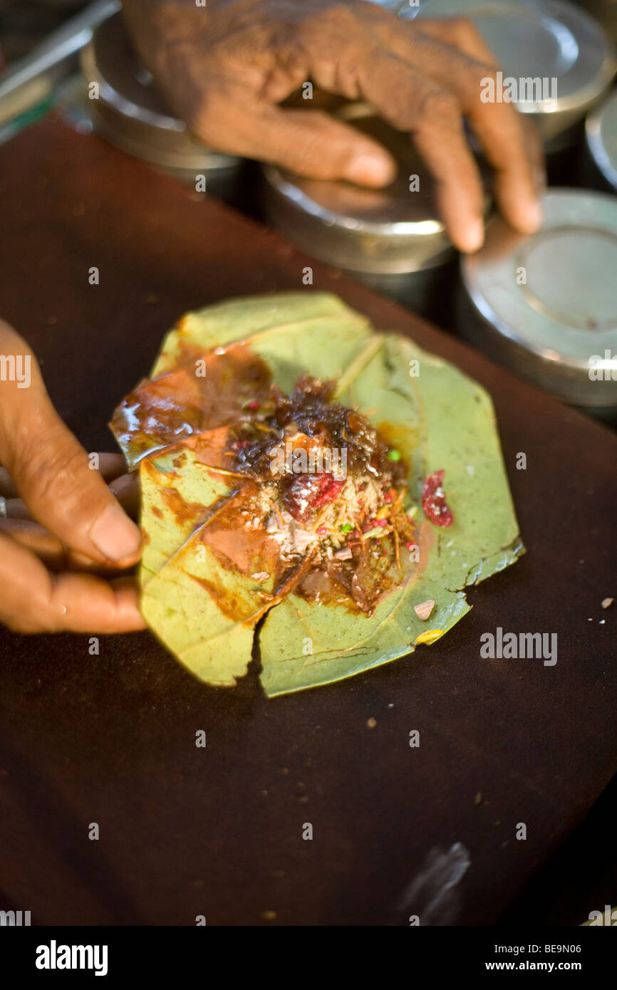 Man making paan hi-res stock photography and images - Alamy