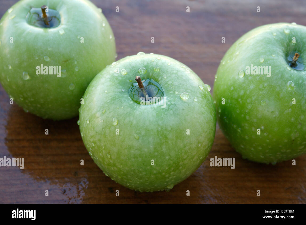 Wet green apples hi-res stock photography and images - Alamy
