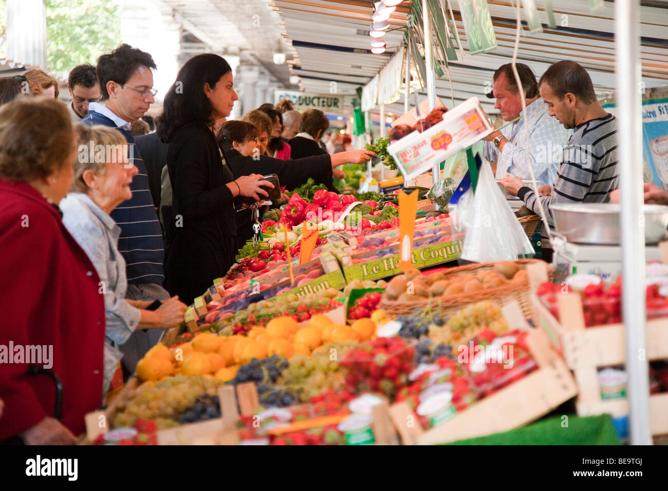 A busy street market in Paris, near to the Eiffel Tower Stock Photo - Alamy