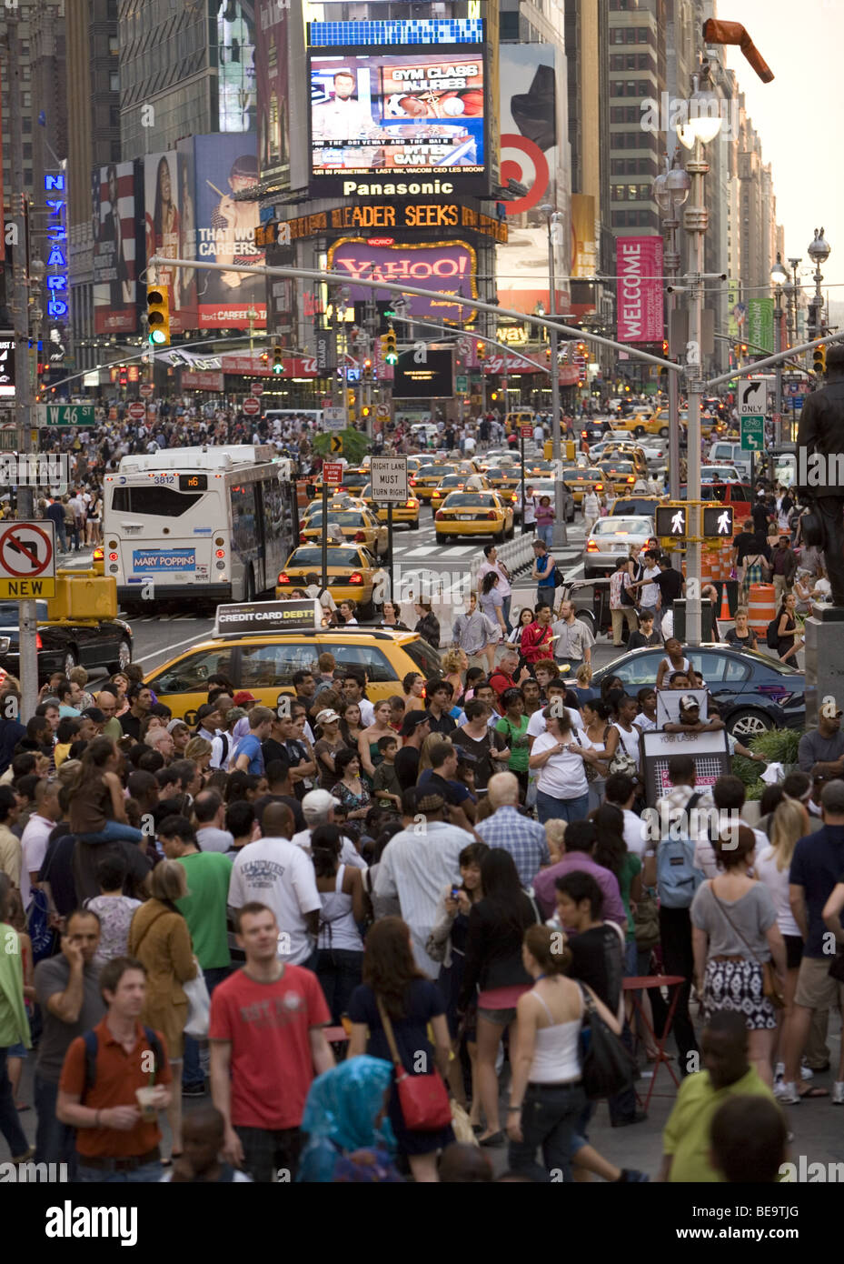 Crowded city sidewalks hi-res stock photography and images - Alamy