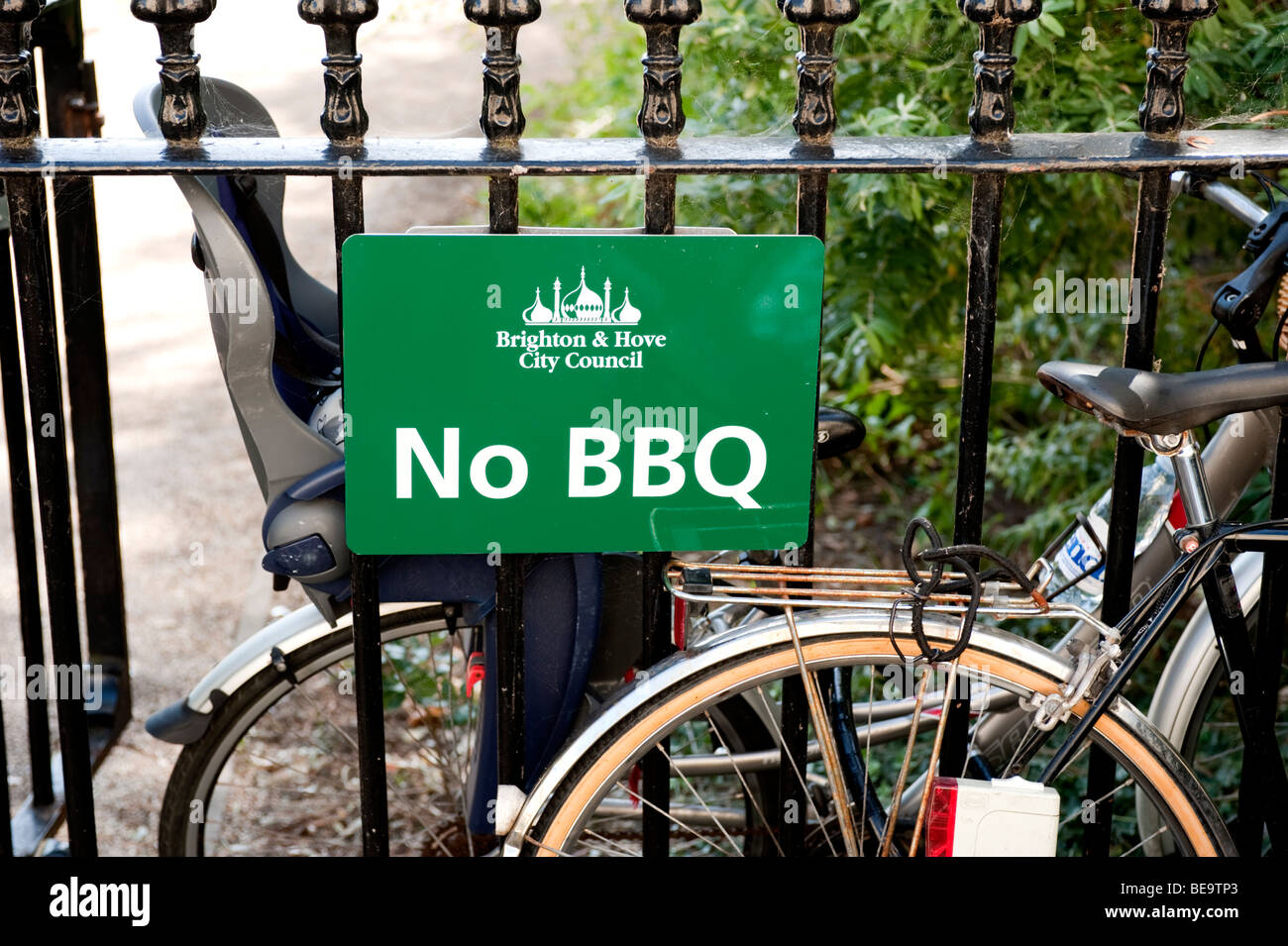 No BBQ warning sign on black railings Stock Photo - Alamy