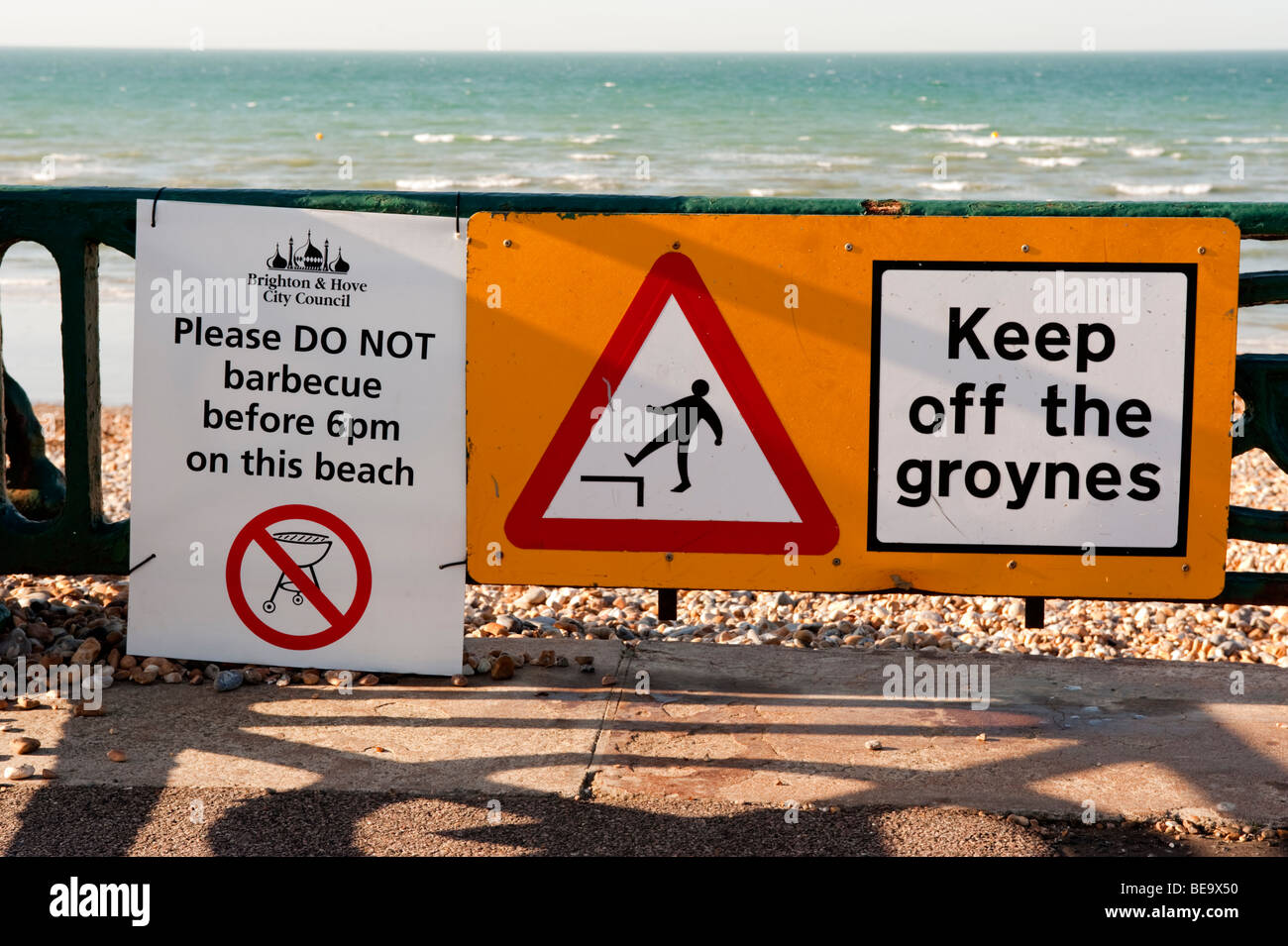 Warning sign on the beach - keep off the groynes Stock Photo - Alamy