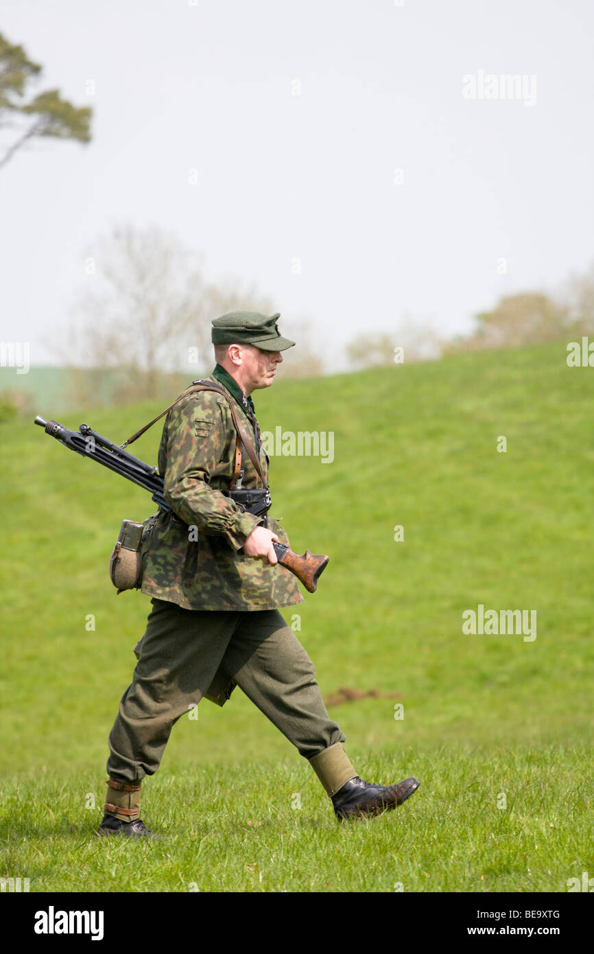 Machine gun war carrying hi-res stock photography and images - Alamy