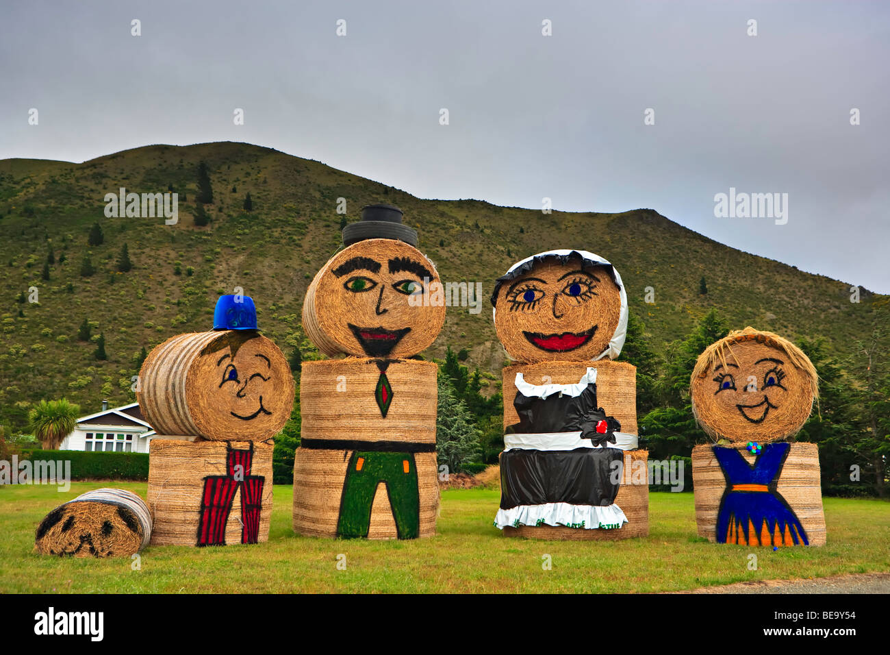 Hay bale people along highway hi-res stock photography and images - Alamy