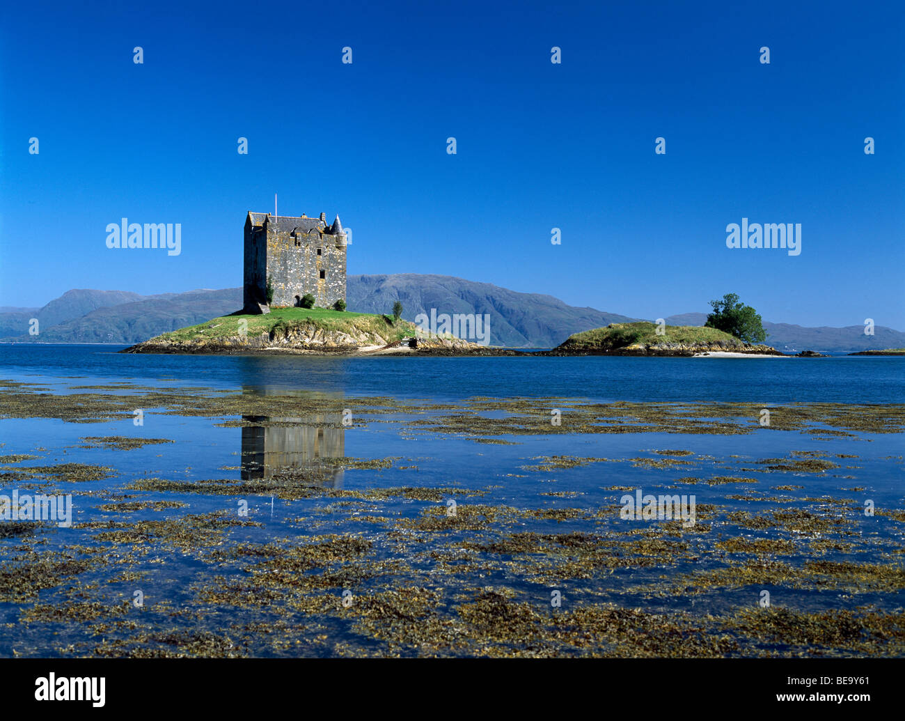 Castle scotland island highlands hi-res stock photography and images ...
