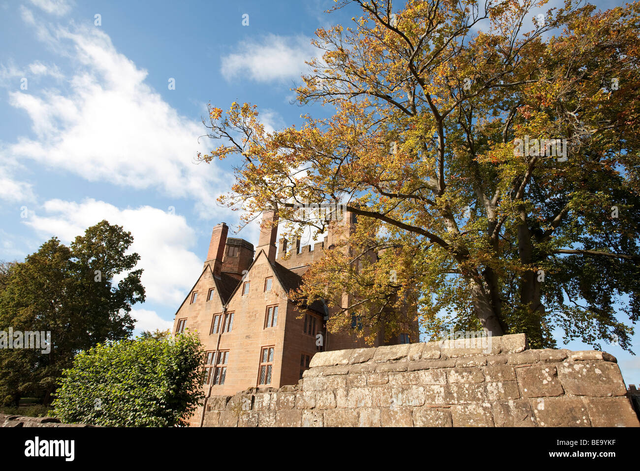 main house of Kenilworth castle ruins behind stone wall Stock Photo - Alamy