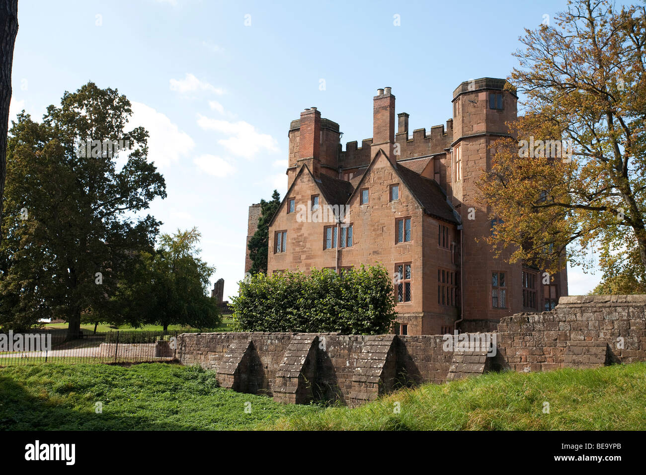 main house of Kenilworth castle ruins behind stone wall Stock Photo - Alamy