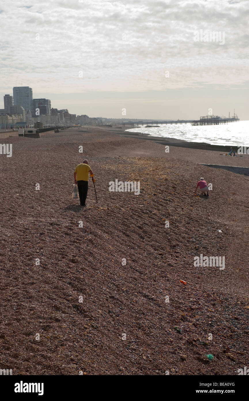 people using metal detectors on a beach Stock Photo - Alamy