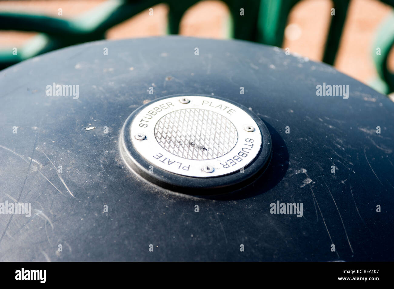 plate to stub out cigarettes on litter bin Stock Photo - Alamy