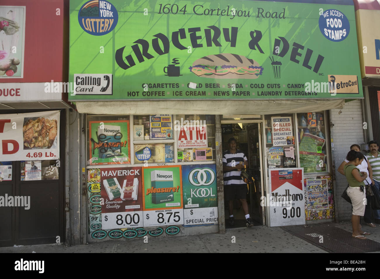 Neighborhood bodega hi-res stock photography and images - Alamy