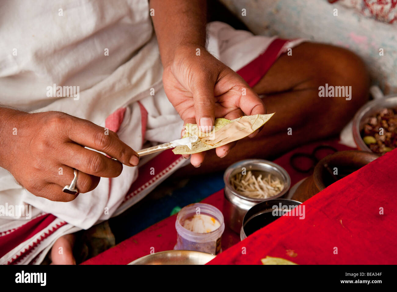 Indian paan vendor preparing a leaf in Varanasi India Stock Photo - Alamy