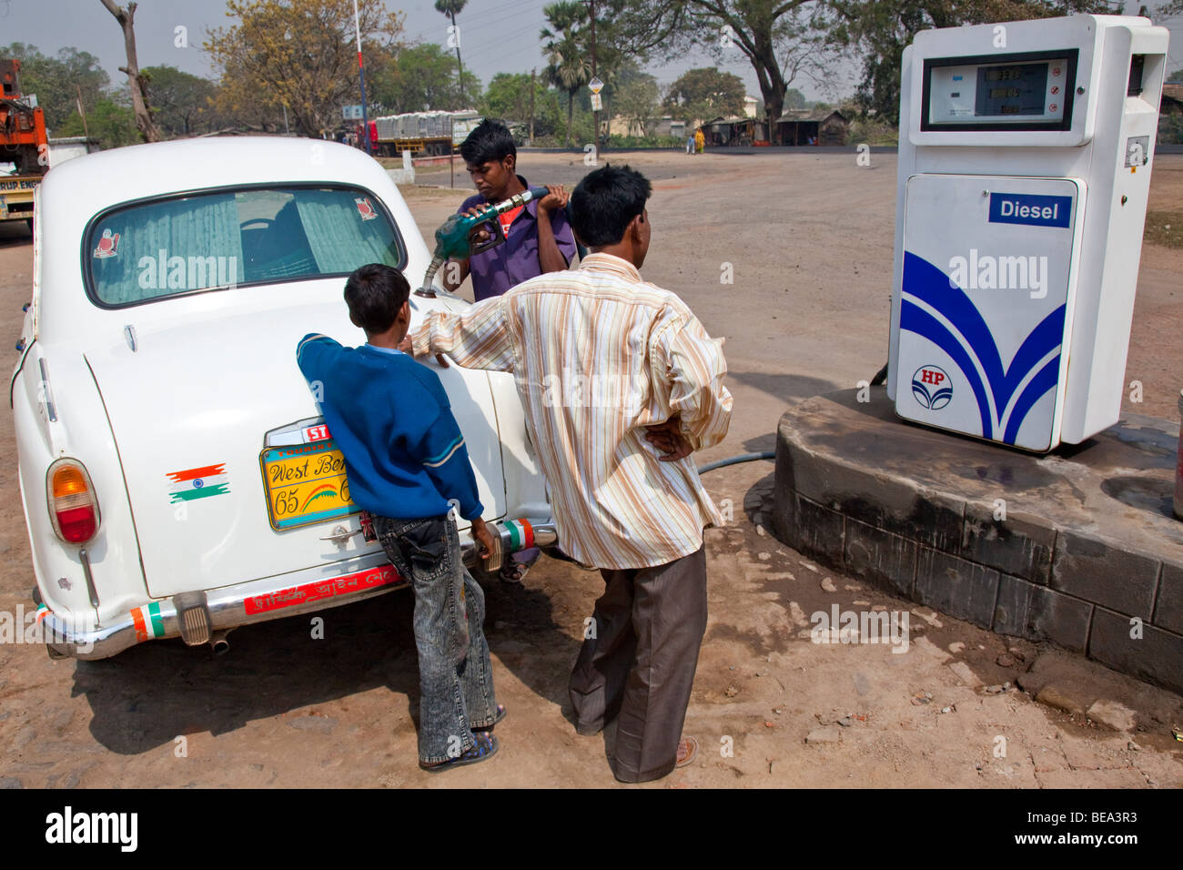 India filling station hi-res stock photography and images - Alamy