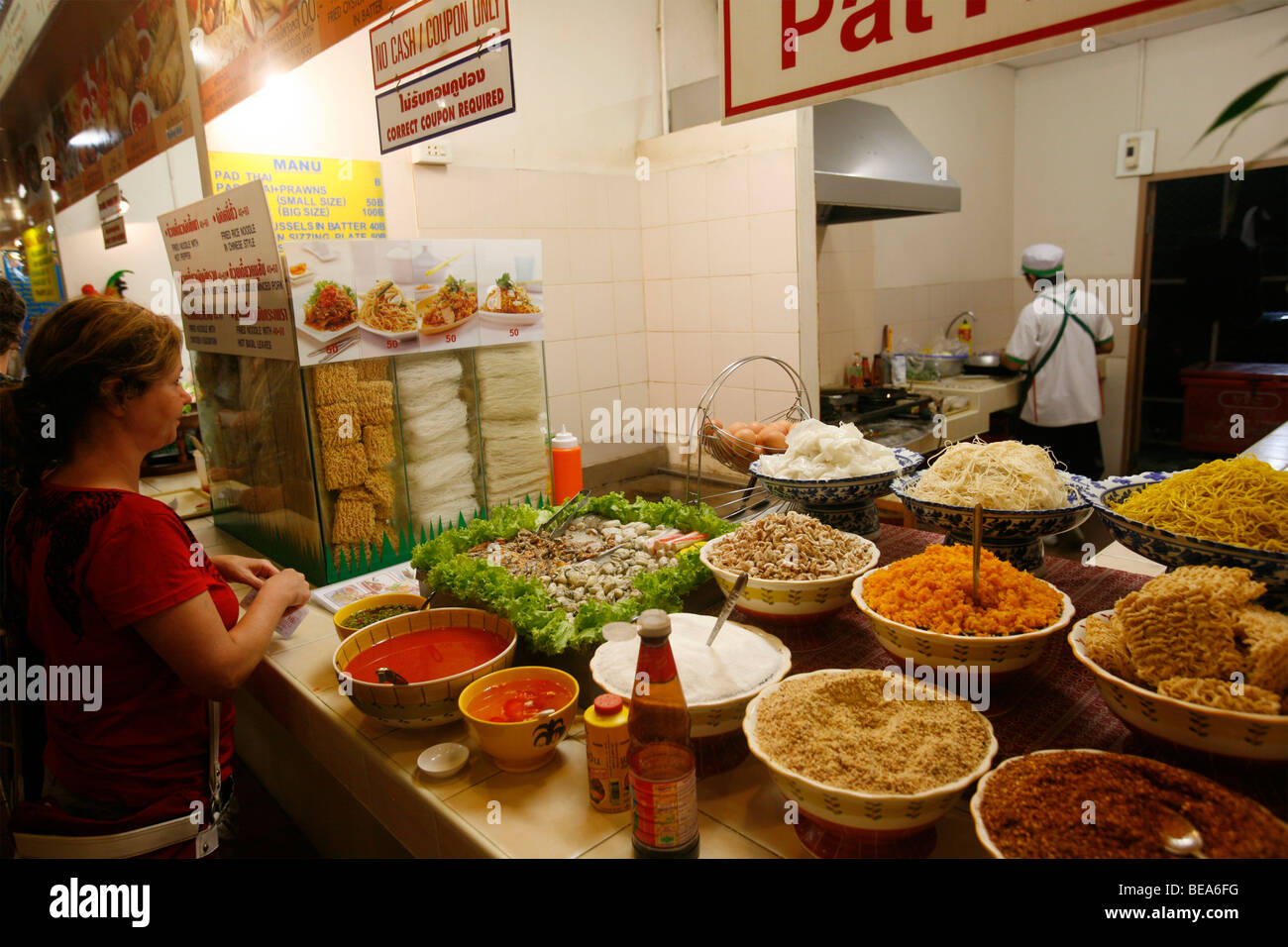 Thaïland, Chiang Mai: night market Stock Photo - Alamy Thaïland, Chiang Mai: night market Stock Photo - Alamy