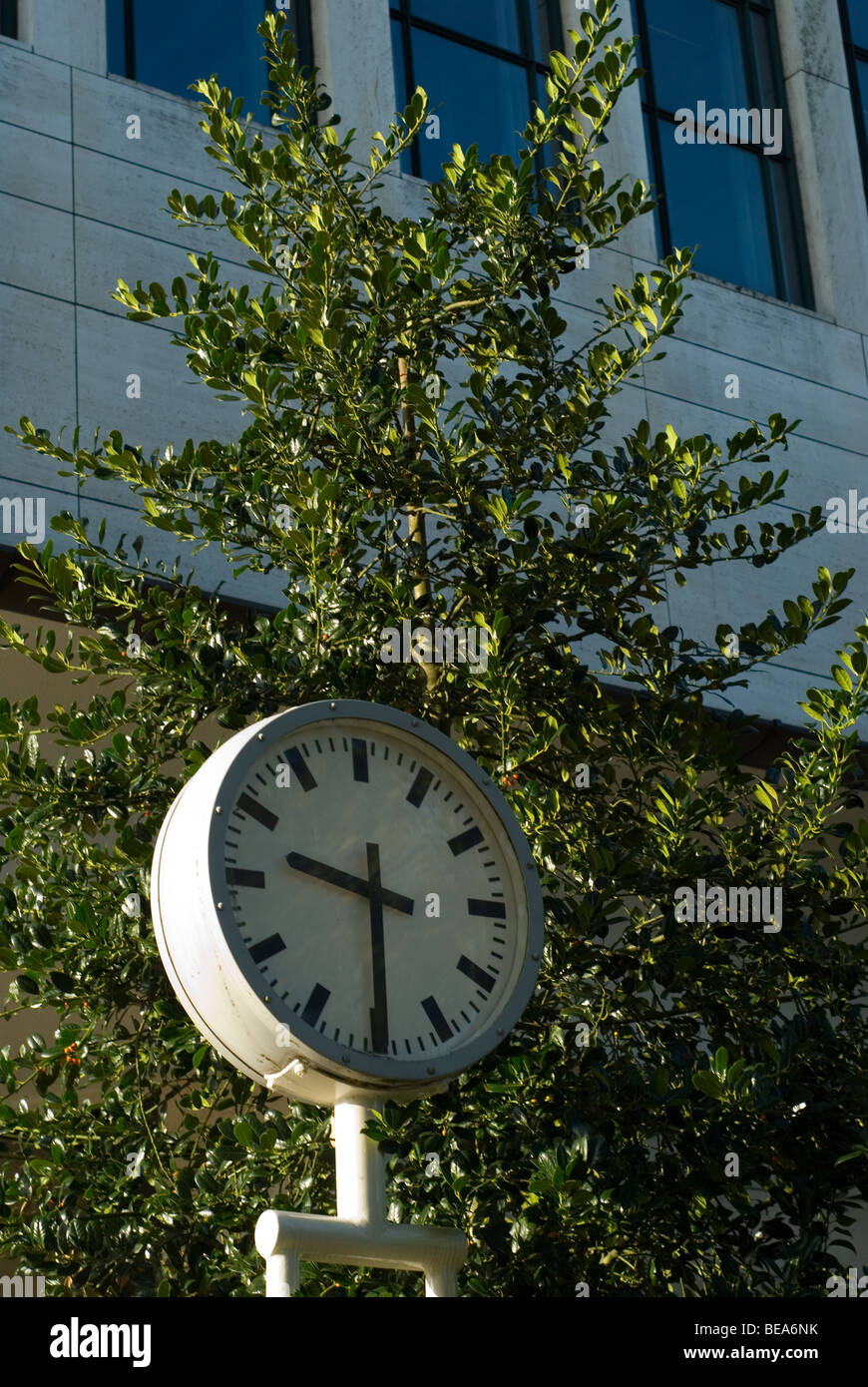 Large outdoor clock hi-res stock photography and images - Alamy