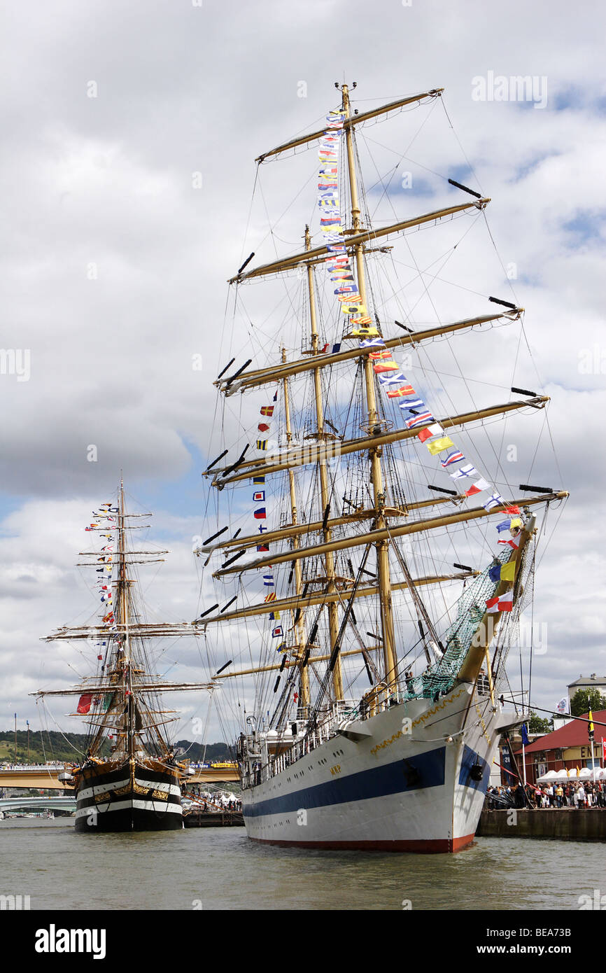 Armada hi-res stock photography and images - Alamy