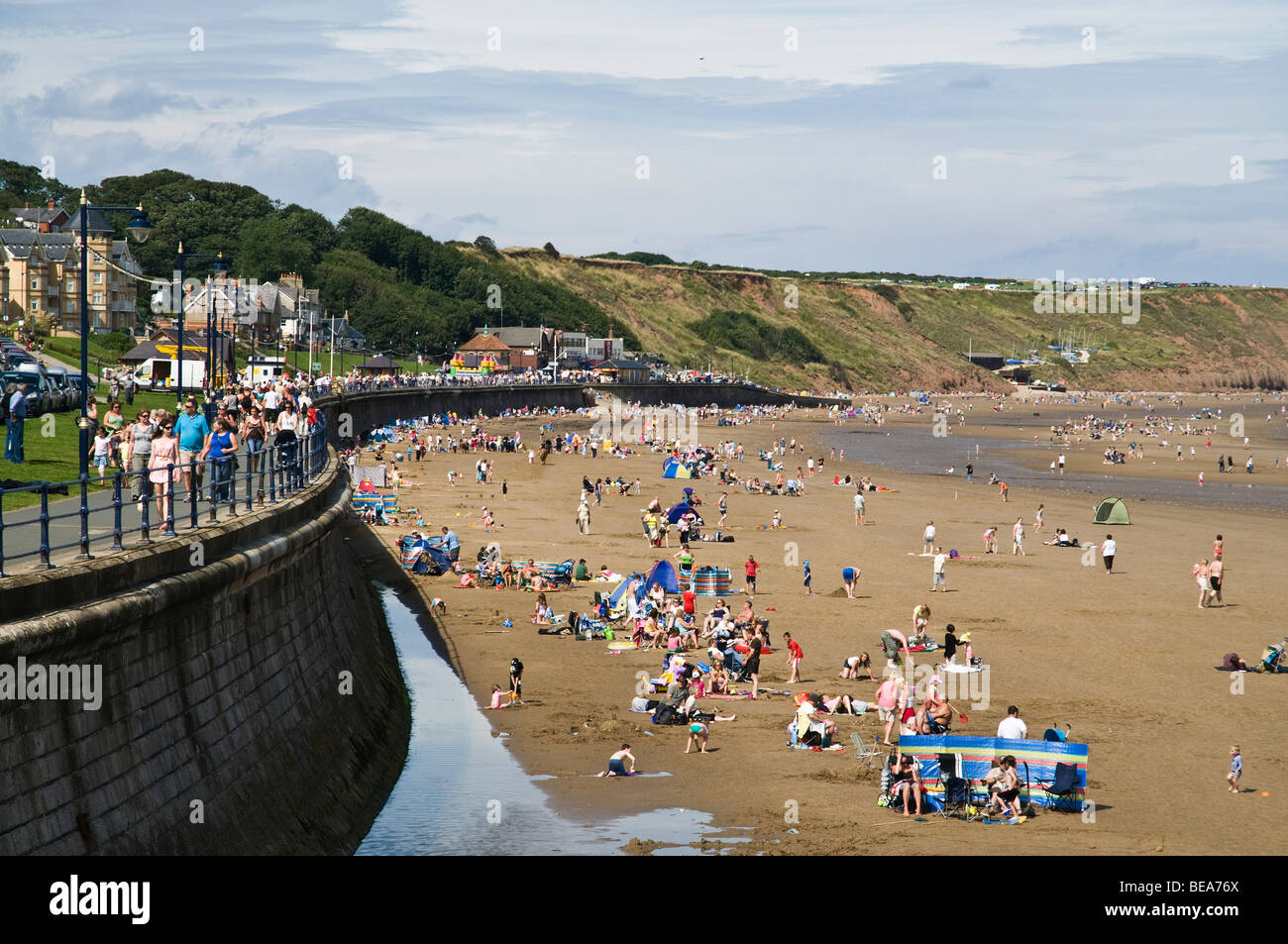 dh Filey beach FILEY NORTH YORKSHIRE Holidaymakers bathing holiday ...