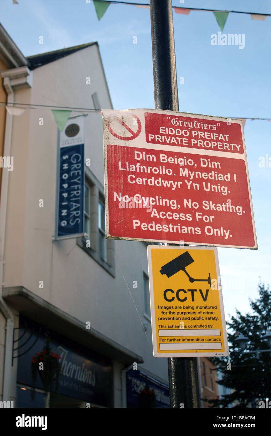 A high street warning sign in Carmarthen Stock Photo - Alamy