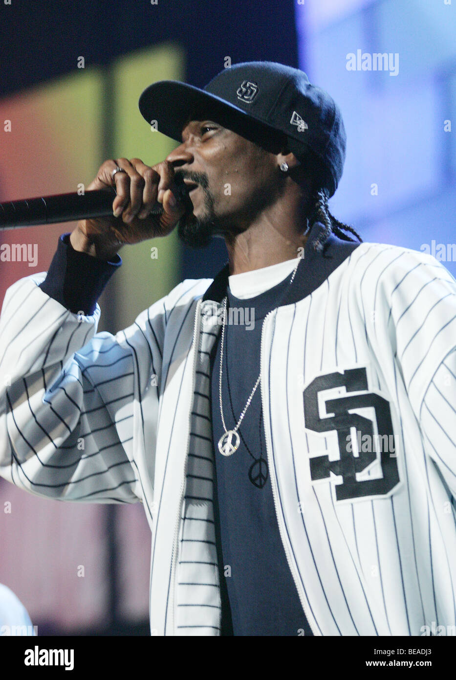 Rapper singer snoop hi-res stock photography and images - Alamy
