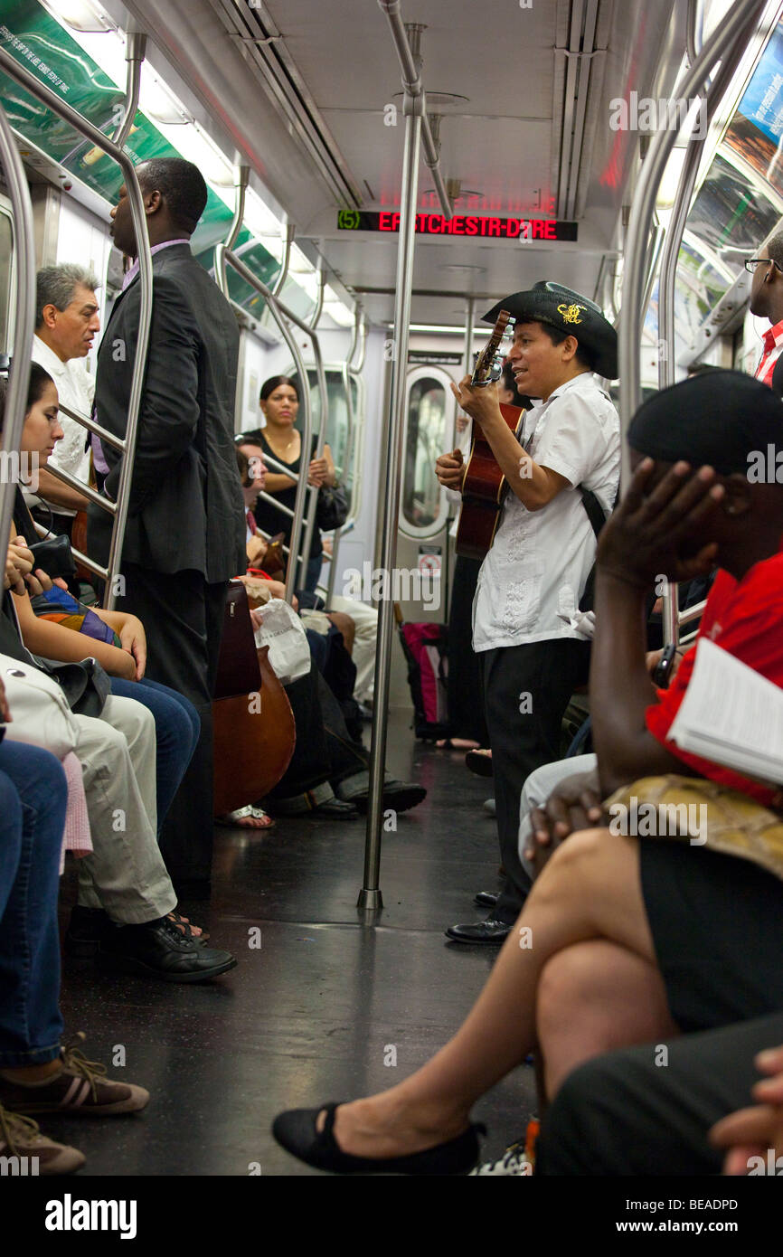 People singing new york hi-res stock photography and images - Alamy