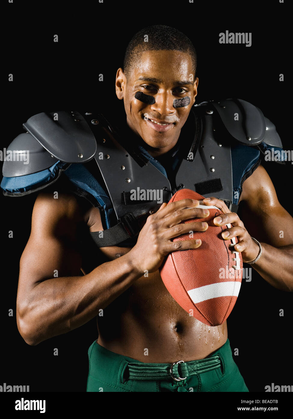 American football player wearing shoulder hi-res stock photography and ...