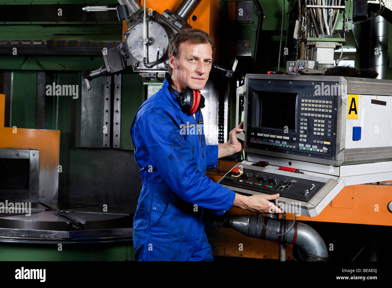 Metal machine parts hi-res stock photography and images - Alamy