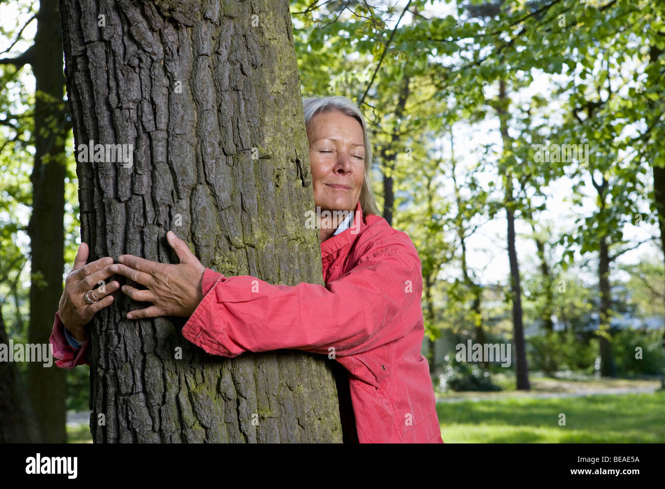 Senior citizen hugging an adult hi-res stock photography and images - Alamy