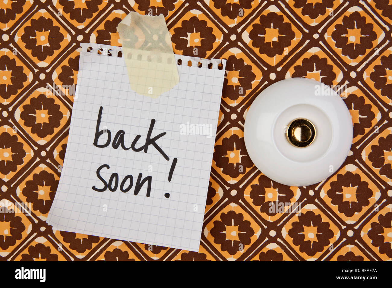 A doorbell with a handwritten note taped next to it with the message ...