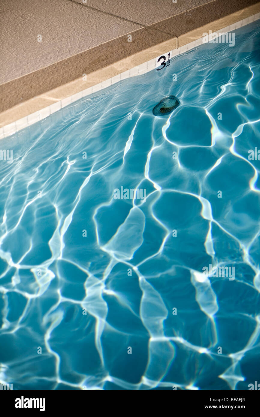 The edge of a swimming pool Stock Photo - Alamy