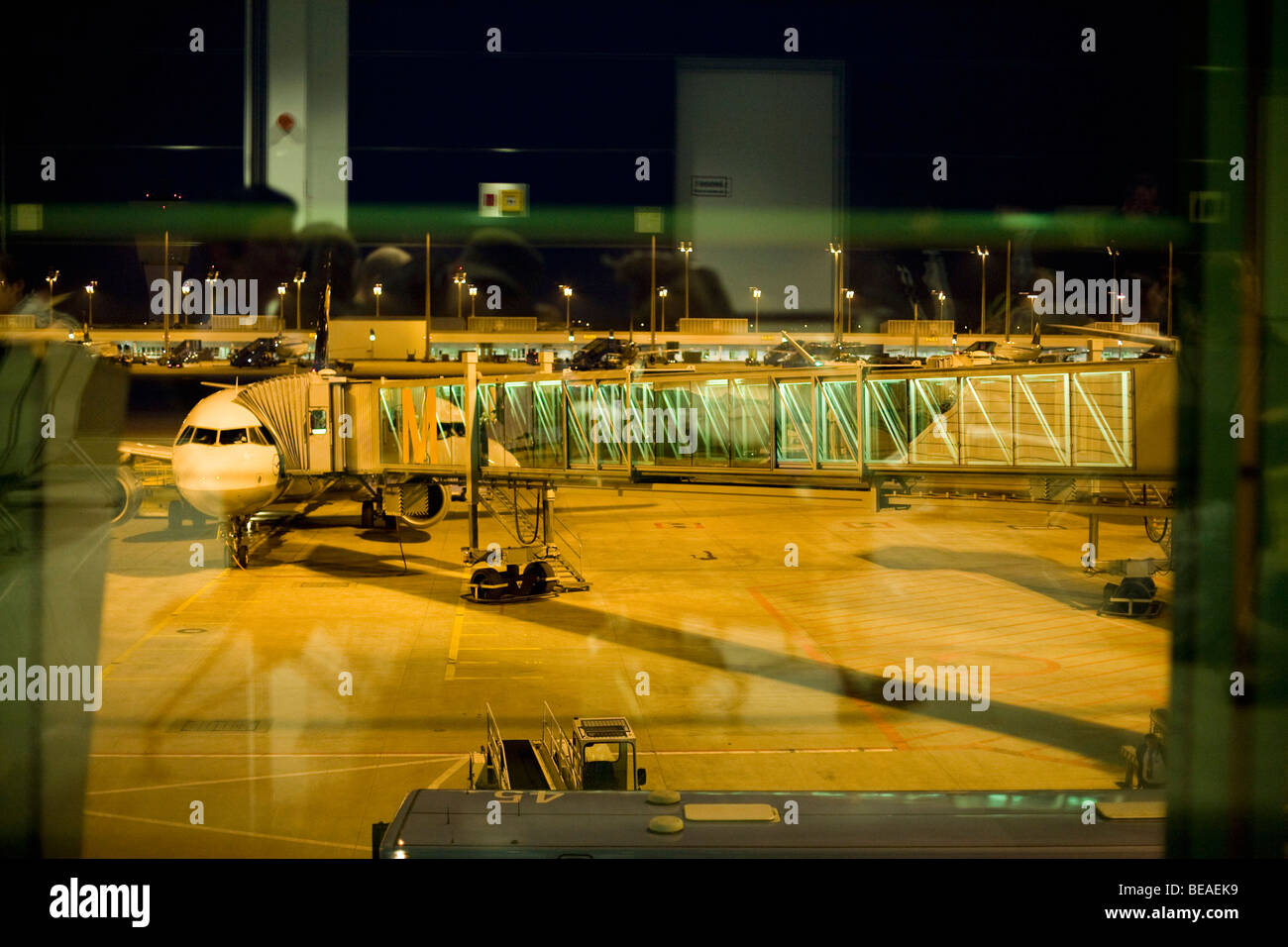 A passenger boarding bridge connected to an airplane Stock Photo - Alamy