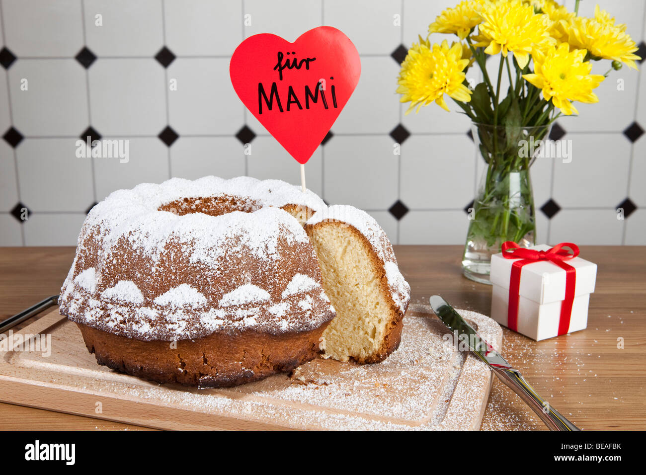 A Bundt cake, flowers and a gift box for Mother's Day in Germany Stock ...