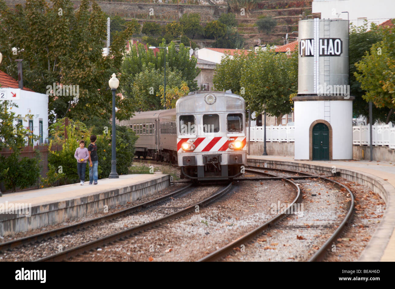 train arriving at the station pinhao douro portugal Stock Photo - Alamy