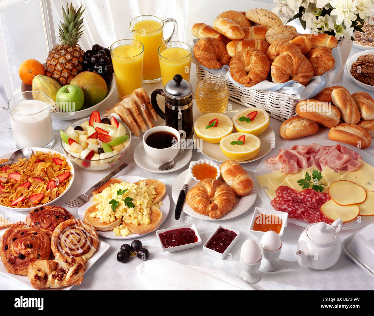 Spread table hi-res stock photography and images - Alamy