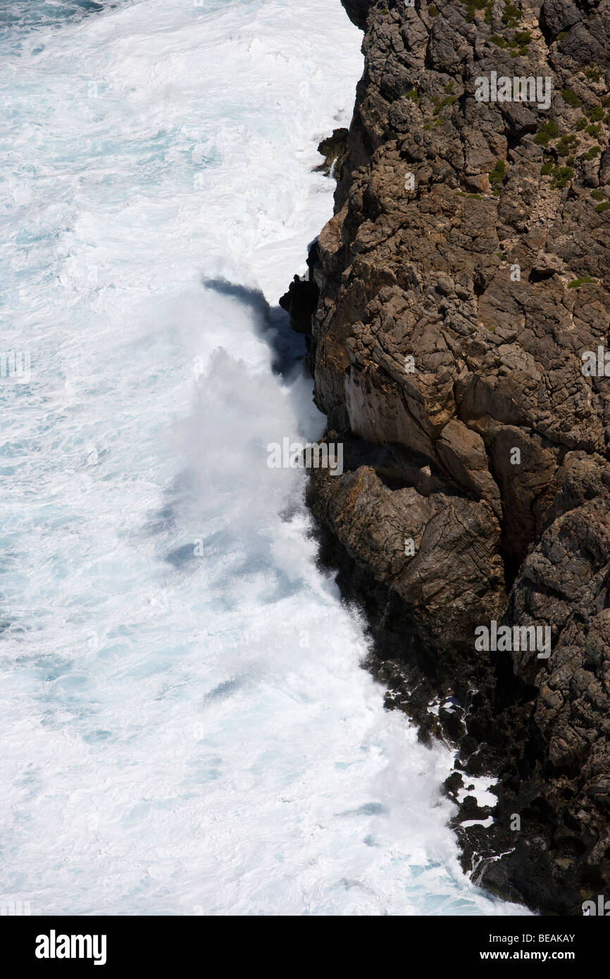 Breaking water against rocks hi-res stock photography and images - Alamy
