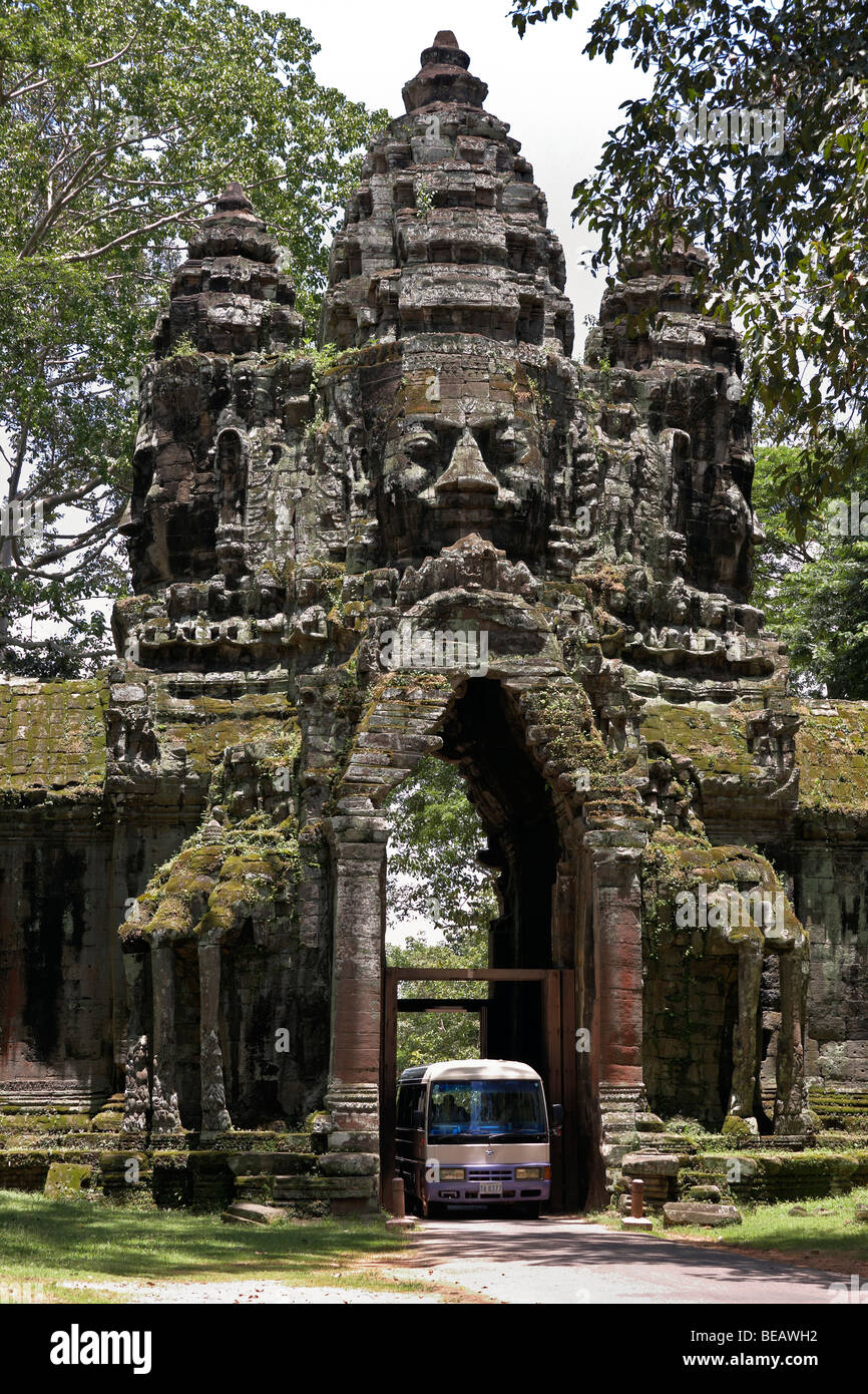 Gate entrance to angkor thom hi-res stock photography and images - Alamy
