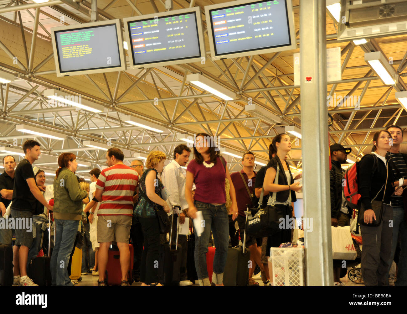People waiting in line at check in desks Stock Photo - Alamy