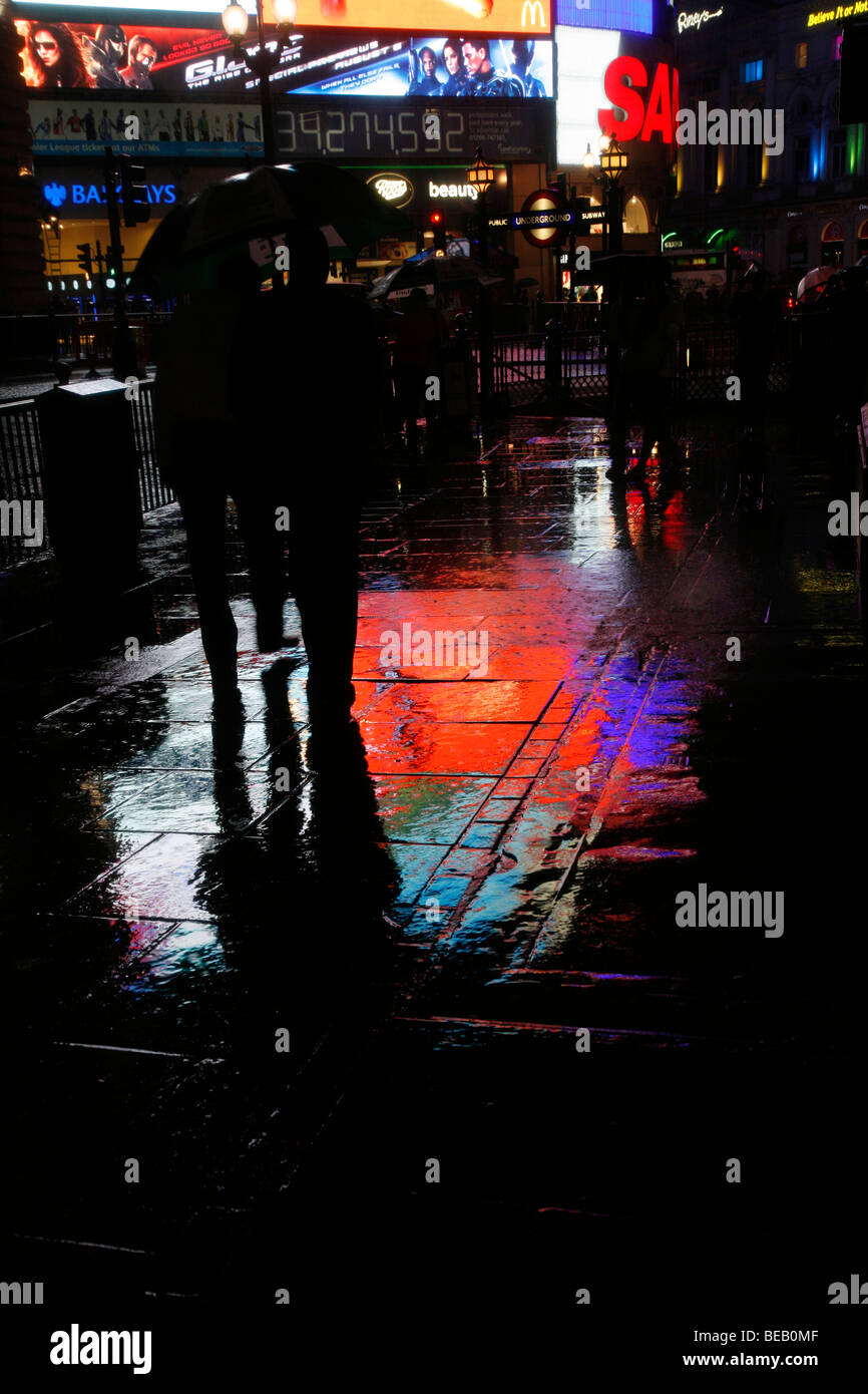 London street night rain hi-res stock photography and images - Alamy