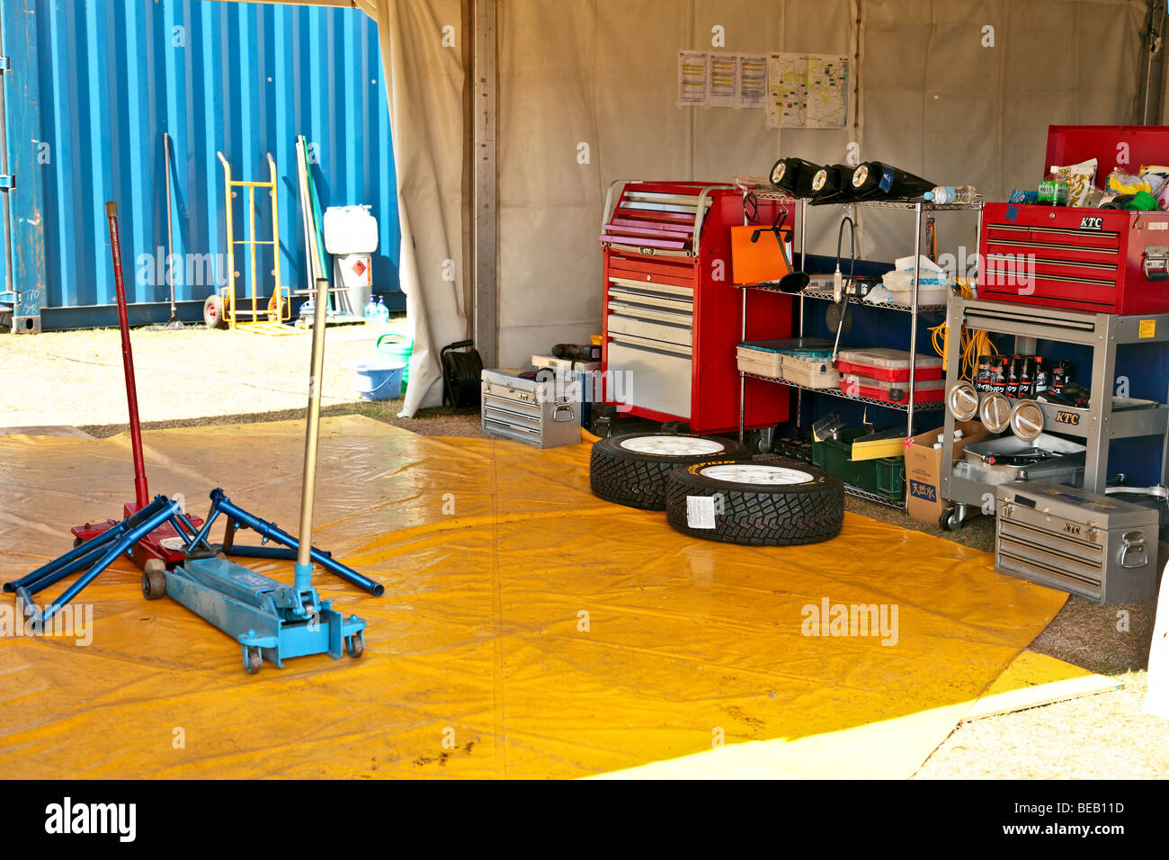 Empty pit garage hi-res stock photography and images - Alamy