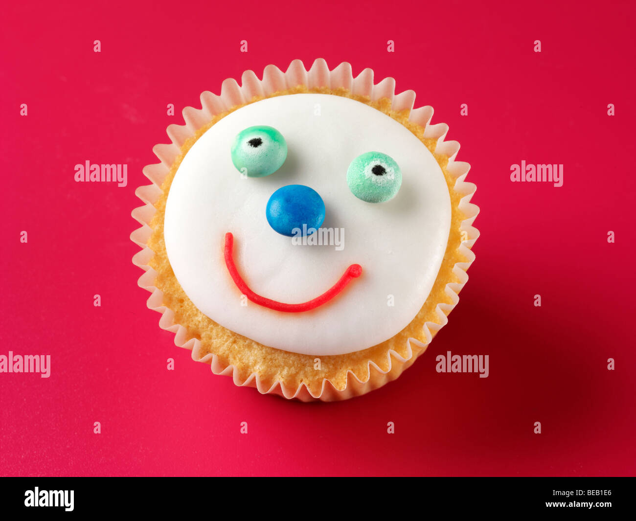 HAPPY FACE CUPCAKE Stock Photo - Alamy