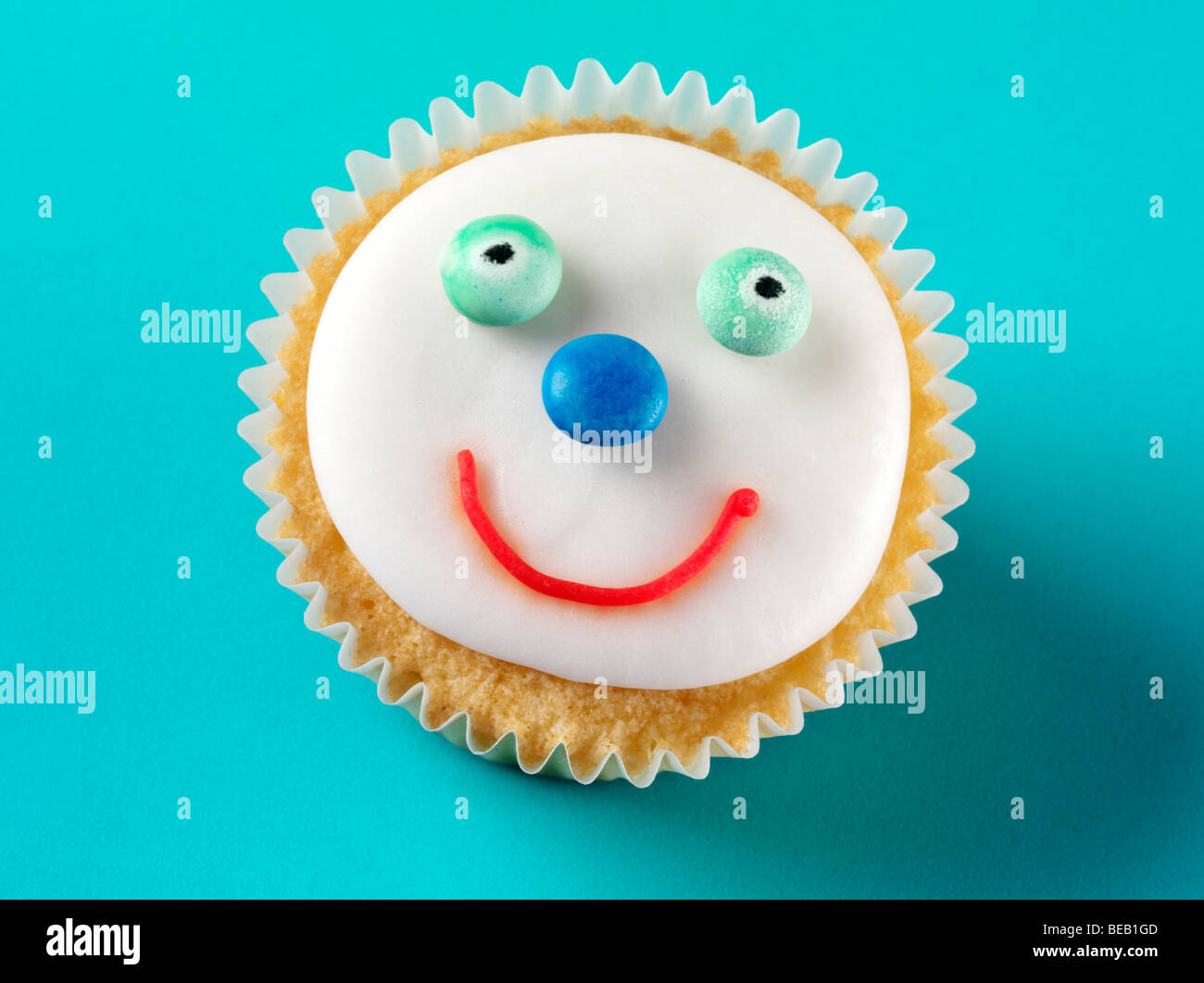 HAPPY FACE CUPCAKE Stock Photo - Alamy