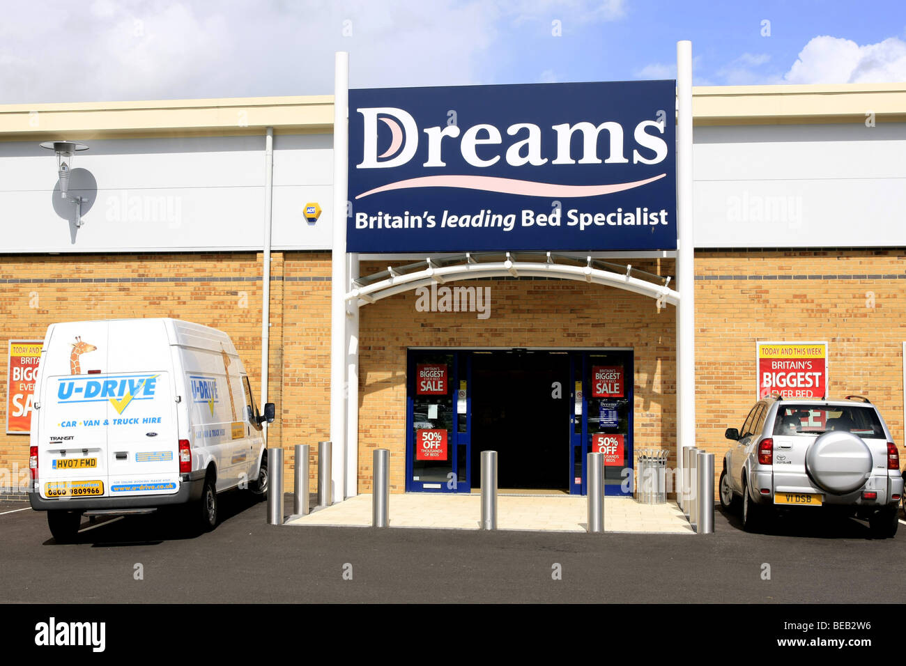 Dreams bed store and overhead sign Stock Photo - Alamy