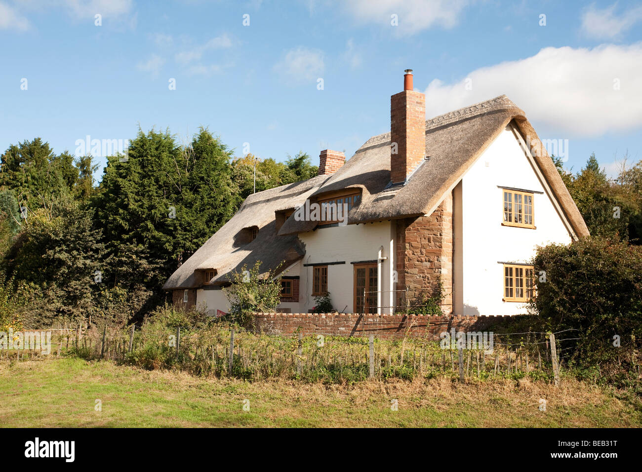 thatched roof traditional English country cottage house Stock Photo - Alamy