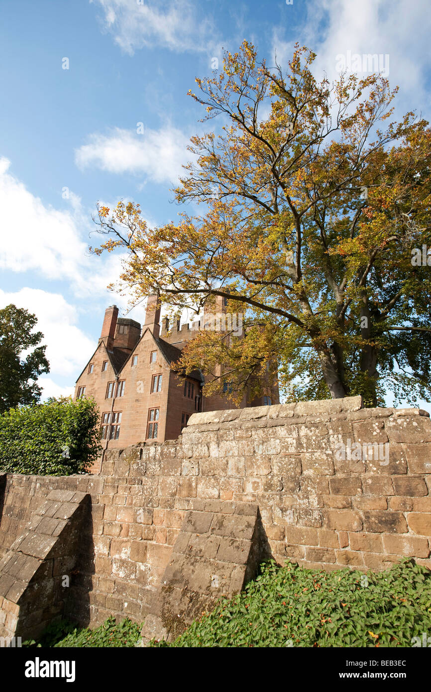 main house of Kenilworth castle ruins behind stone wall Stock Photo - Alamy