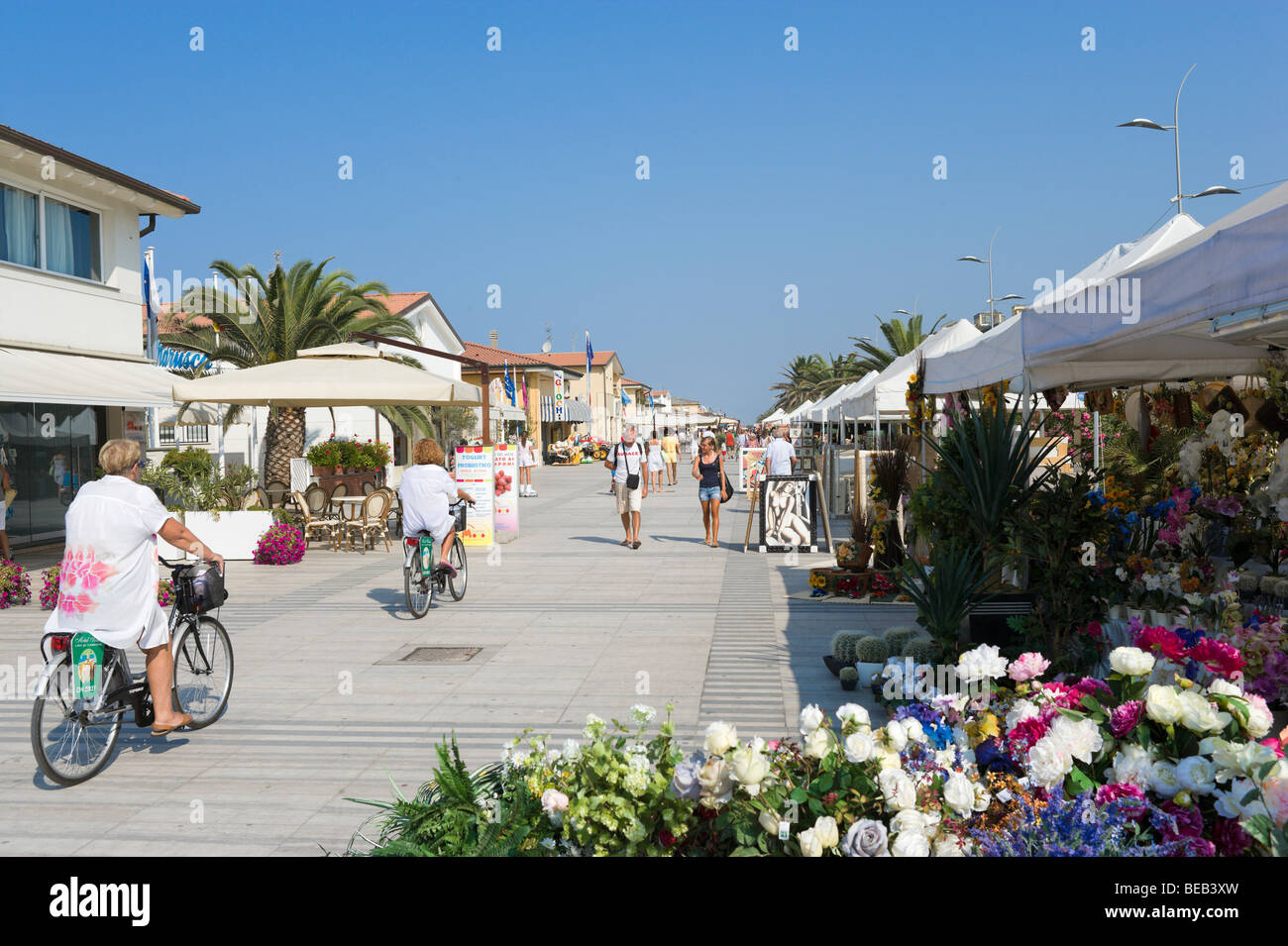 Market stalls along the promenade, Lido di Camaiore, Tuscan Riviera ...