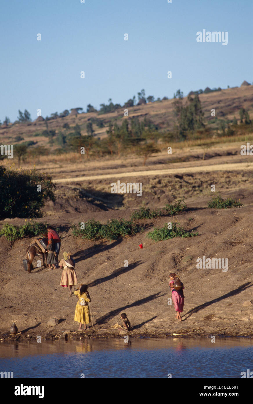 Women ethiopia collecting water hi-res stock photography and images - Alamy